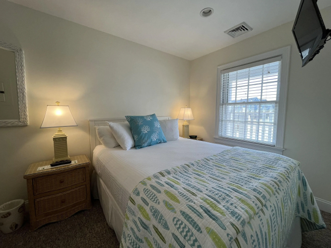 Beach Breeze Inn - Martha's Vineyard, MA