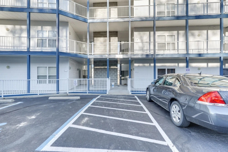 Lake Ozark Condo W/ Water Views & Pool Access! - Lake Ozark, MO