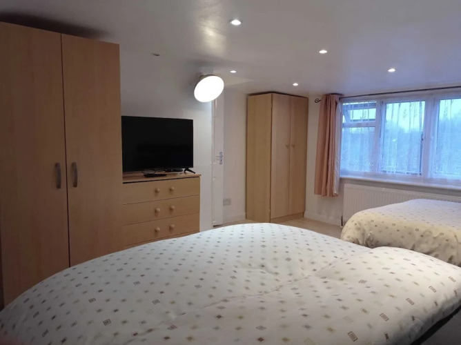Shepherds Spacious House 4-beds - Ilford