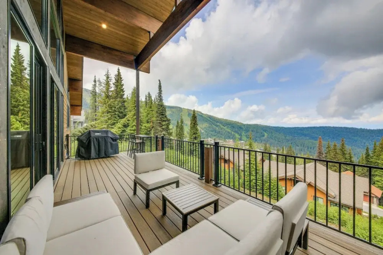 Stunning View! Peaceful & Modern Schweitzer Chalet - Idaho
