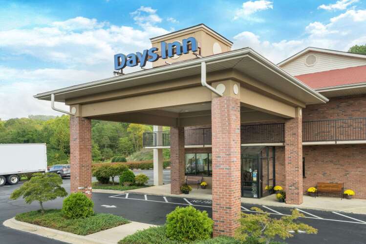 Days Inn By Wyndham Asheville Downtown North - Weaverville, NC