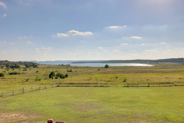 Canyon Lake Townhome W/ Balcony, Deck & Yard! - Canyon Lake, TX