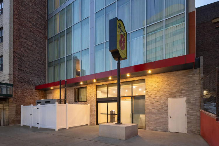 Super 8 By Wyndham Bronx Near Stadium - The Bronx, NY
