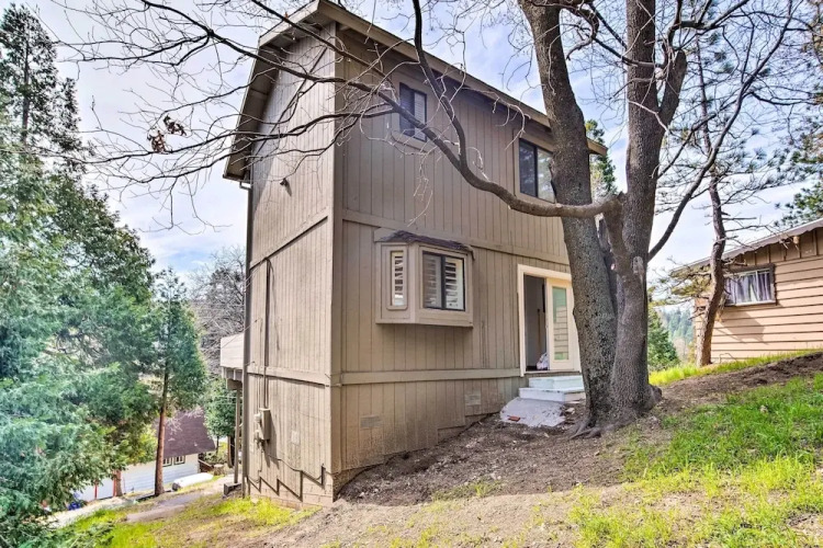 Crestline Cabin W/ Deck: 1 Mi To Lake Gregory - San Bernardino, CA