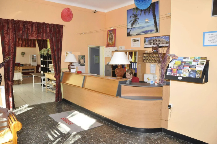 Sarl Hotel Cesar - Nîmes