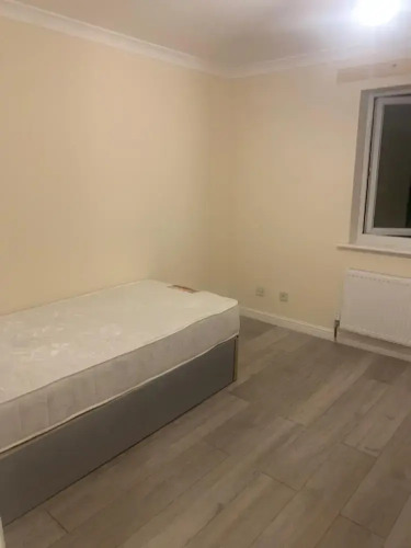 2 Bedroom House - Sleeps 5 - Free Parking, Wifi - Hounslow