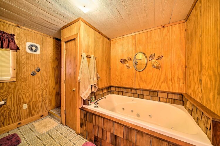 'The Burgundy Cabin' Iowa Retreat: Pond & Fire Pit - Goose Lake, IA