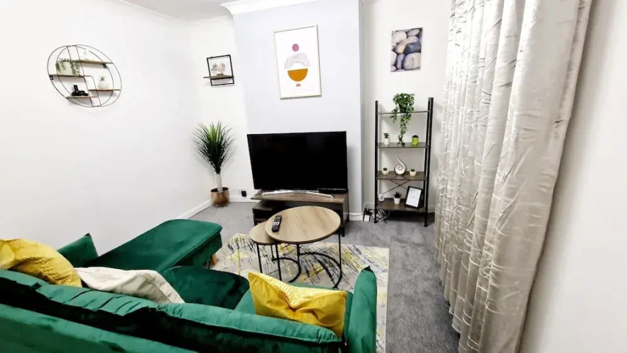 Gillingham Home - Sleeps 4 - Comfort & Convenience - Chatham