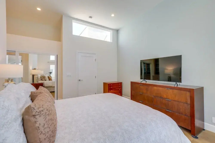 Sleek Oxnard Townhouse W/ Balconies: Walk To Beach - Oxnard, CA