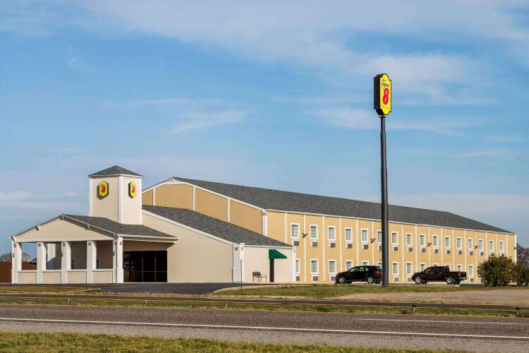 Super 8 By Wyndham Gainesville Tx - Gainesville, TX