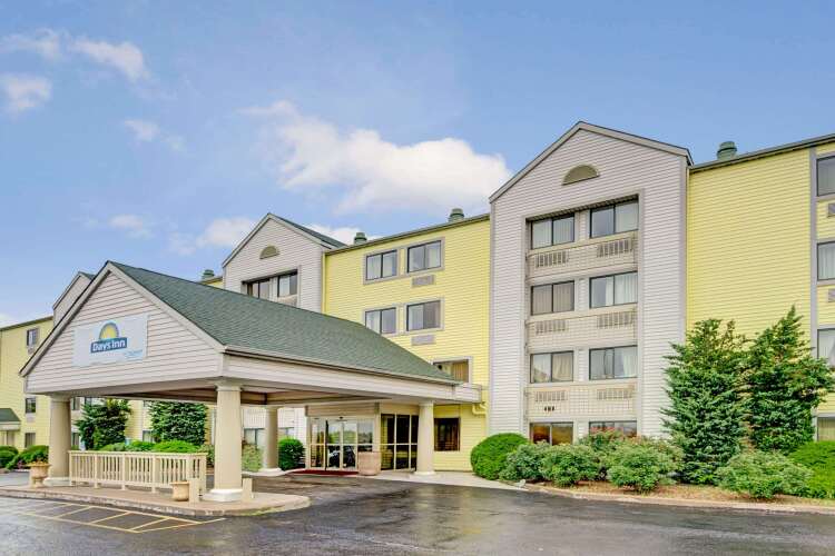 Days Inn & Suites By Wyndham Kansas City South - Lee's Summit, MO