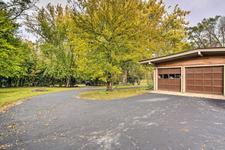 Fox River Grove Home: Pets Welcome! - Tower Lakes, IL