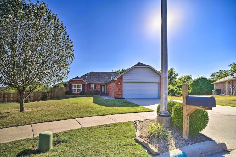 Claremore Getaway ~ 2 Mi To Historic District - Claremore Lake, OK
