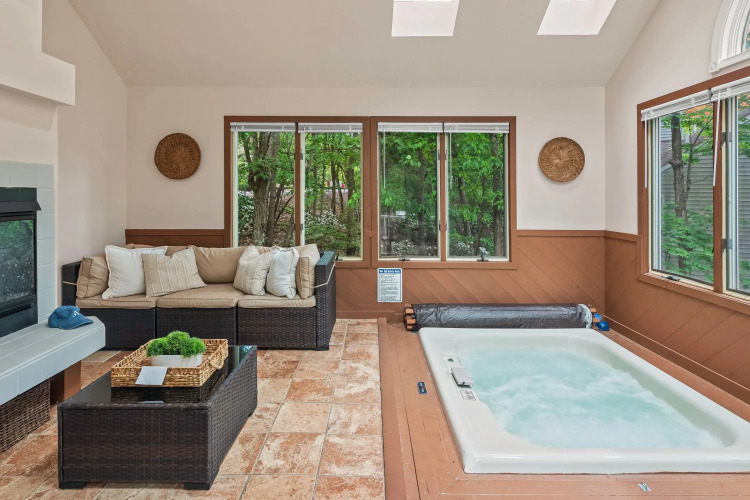 The Boulder Inn By Avantstay Indoor Hot Tub, Game Room, Outdoor Fire Pit - Lake Harmony, PA