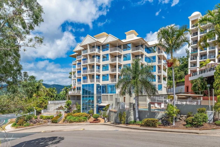 Tropical Marina Views Couples Getaway - Airlie Beach