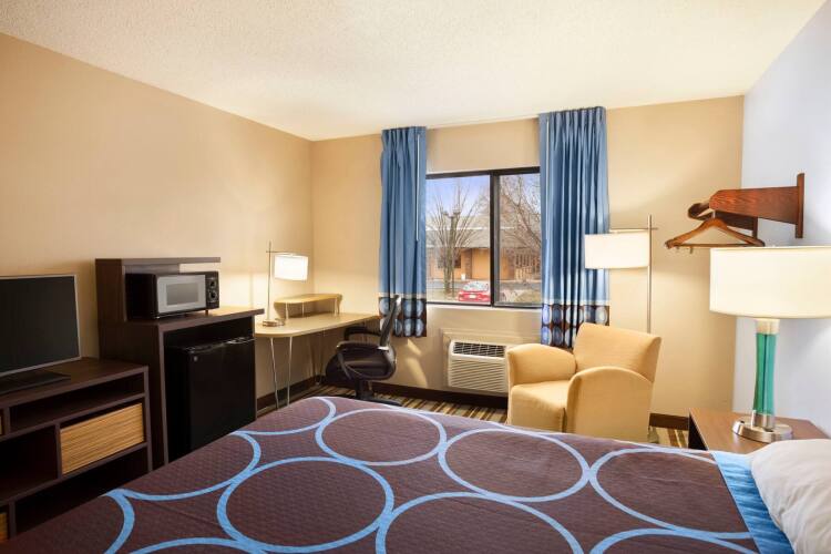 Super 8 By Wyndham Pittsburg Ks - Pittsburg, KS