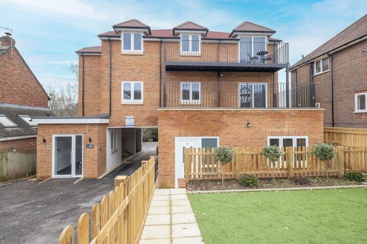 2 Bdrm Penthouse With Parking Wycombe - High Wycombe