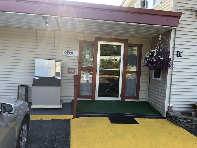 Claremont Motor Lodge - Charlestown, NH