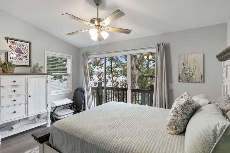 Captivating Views, Amazing Design And Lake Living - Sunrise Beach, MO