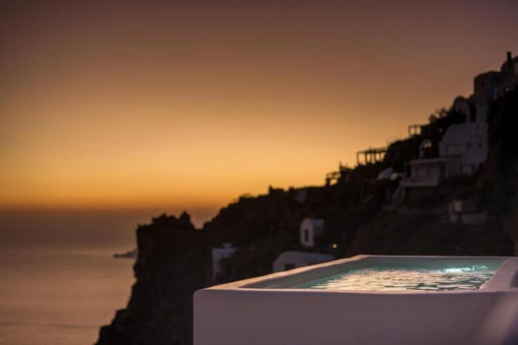 Aqua Luxury Suites - Santorini