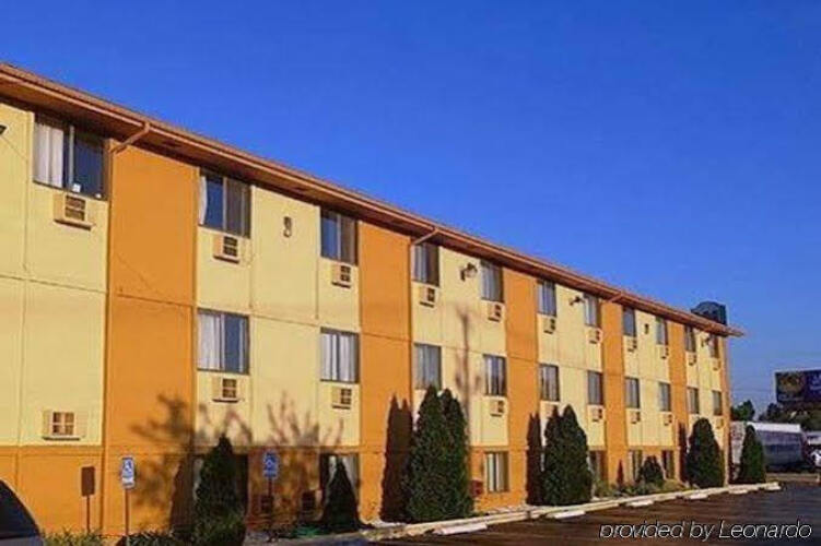 Super 8 By Wyndham Benton Harbor/st Joseph - Benton Harbor, MI