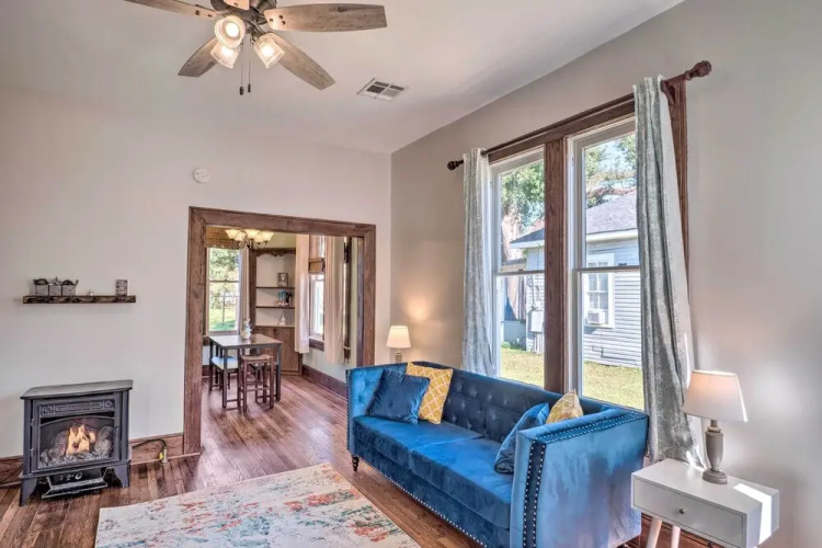 Lake Charles Cottage W/ Fireplace & Yard! - Louisiana