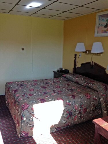 Country Hearth Inn & Suites Sturgis - Sturgis, MI