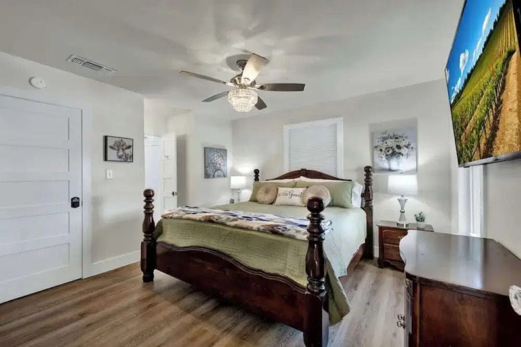 Crystal Cow Haus - 프레더릭스버그