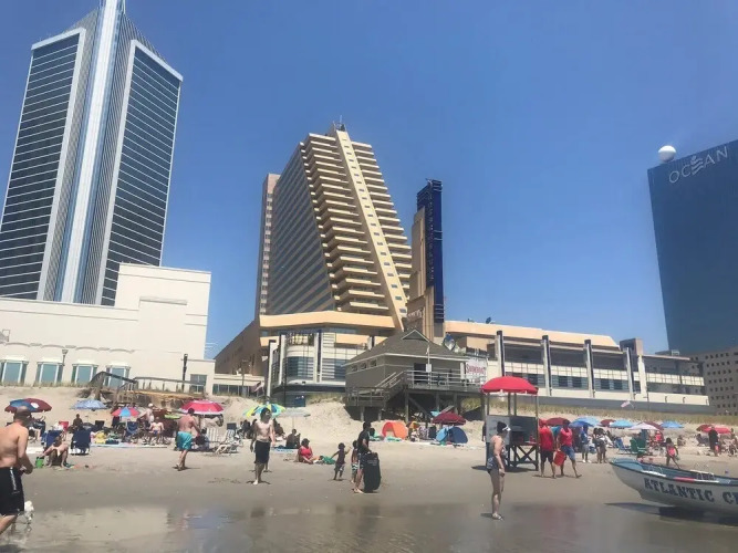 Beachfront Double Queen Hotel Cozysuite - Atlantic City, NJ