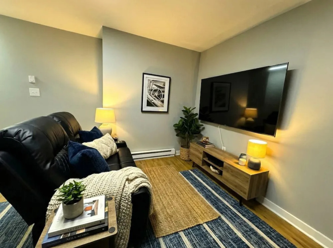 Historic Apt King Bed Workspace - Wilmington, DE
