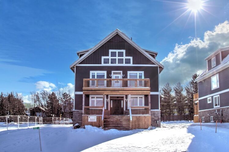 Brand New 7 Bdrm Luxury Cottage With Private Beach Access, 7.5 Baths, Bbq, Hot Tub, Ping Pong Table - Ontario
