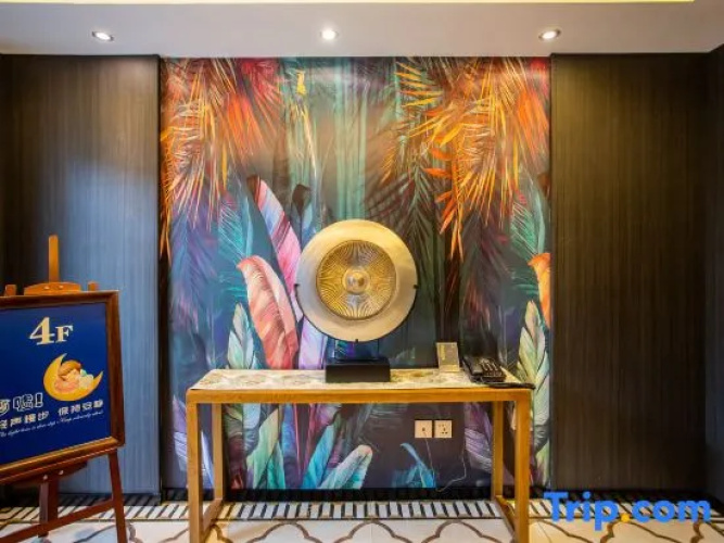 Crystal Holiday Theme Hotel - Weifang
