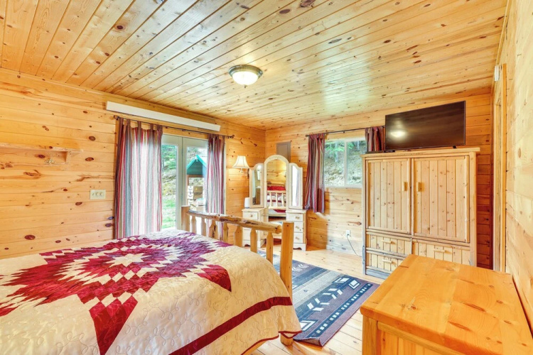 Wraparound Deck & Grill: Deadwood Cabin - Deadwood, SD