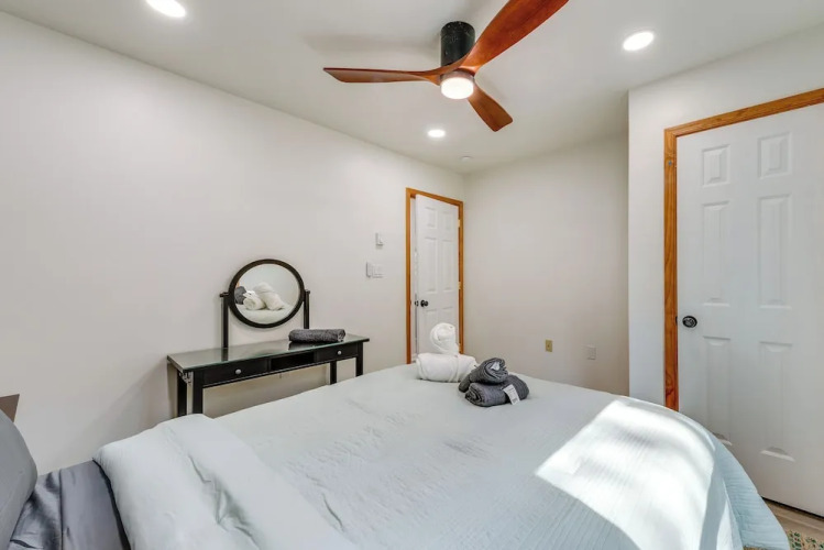 Lakefront Poconos Cabin W/ Deck & Game Room - Arrowhead Lake, PA