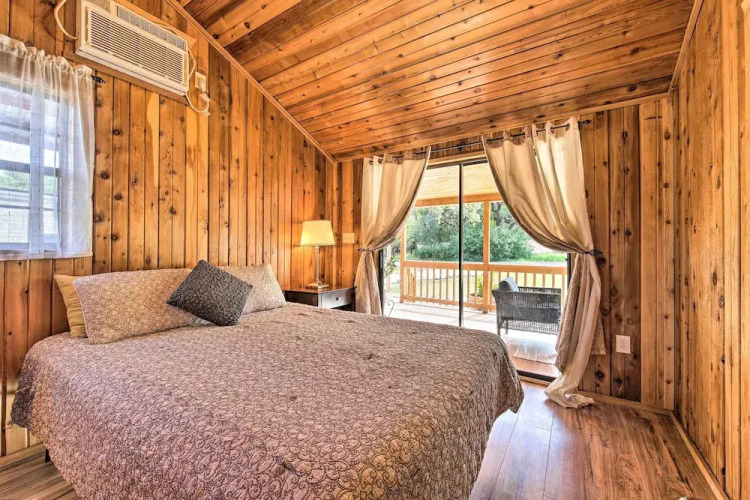 Couples Cabin W/ Luxury Deck, 1 Mi To Canyon Lake! - Canyon Lake, TX