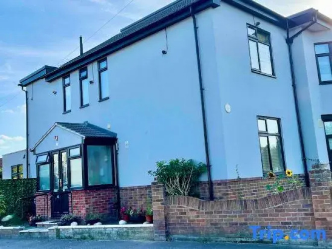 Ar-rahman, 1 Bed + 1 Living Room Apartment - Dartford