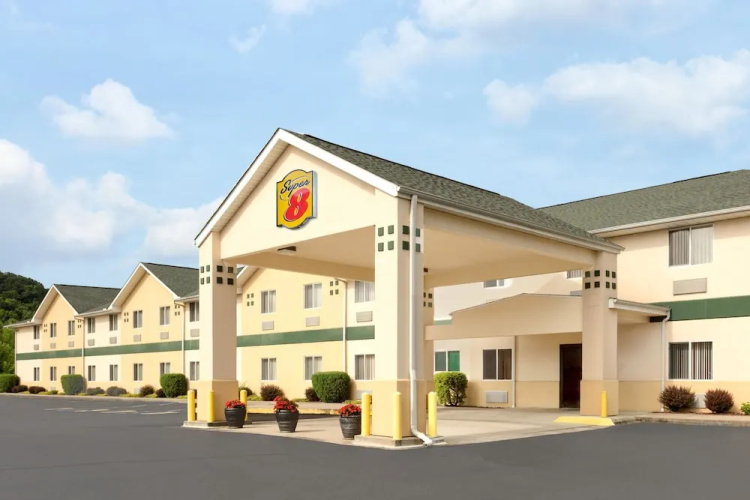 Super 8 Athens - Athens, OH