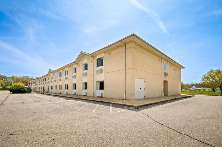 Lakewood Inn & Suites - Dowagiac, MI