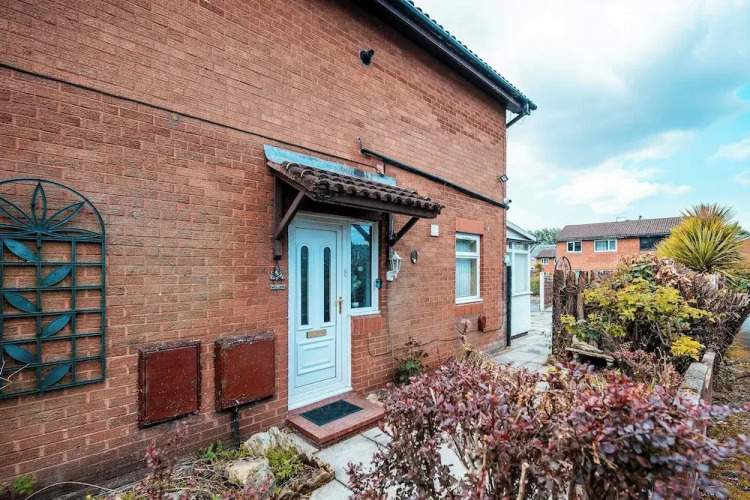 3-bed City Retreat - Sleeps 7, Garden & Parking - Salford