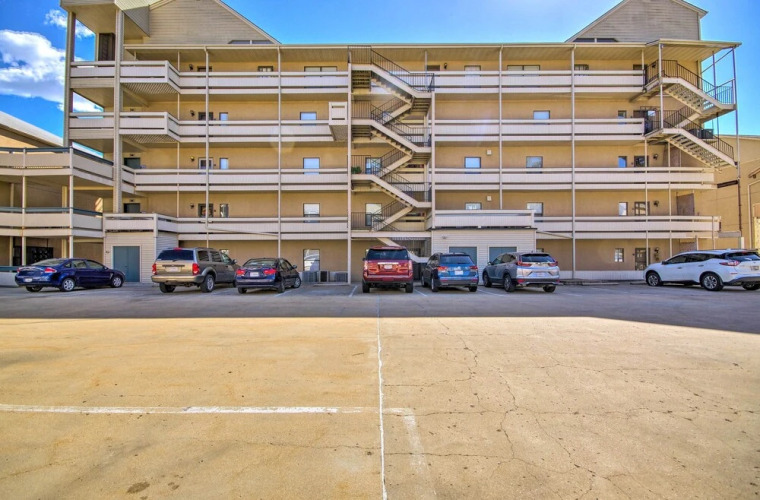Bright Waterfront Condo W/ Resort Amenities! - Lake Ozark, MO
