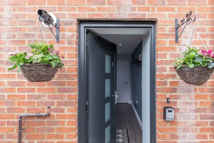 Elliot Oliver- Charming 1 Bed Apartment - Gloucester, UK
