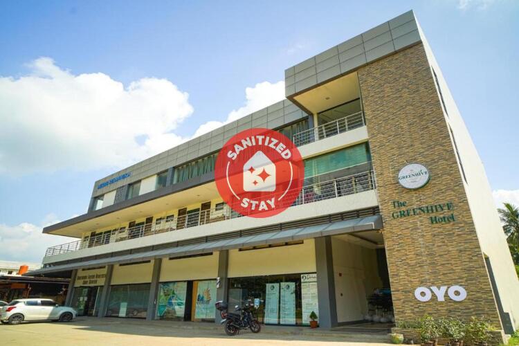 Capital O Vaccinated Staff - Oyo 785 The Greenhive - Batangas
