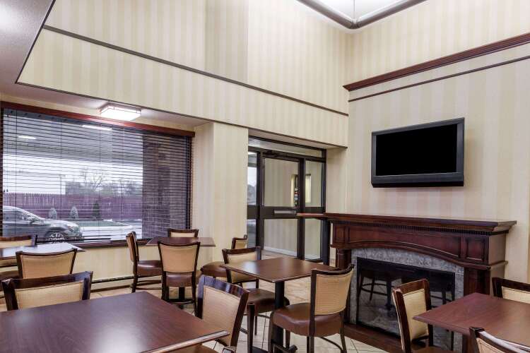 Days Inn By Wyndham Utica - Utica, NY