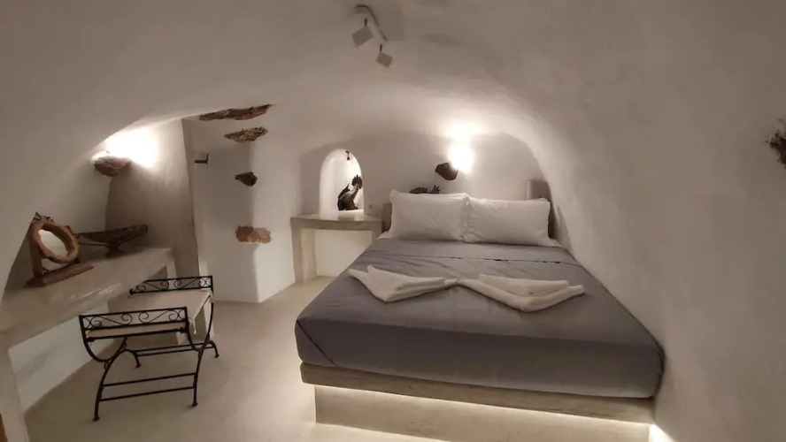 The Commander S Cave - Santorini