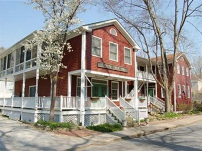The Green Tree Inn - Grafton, IL
