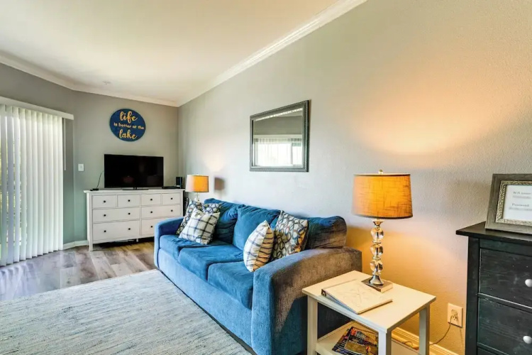 Lake Conroe Condo W/ Pool Access + Balcony! - Conroe, TX