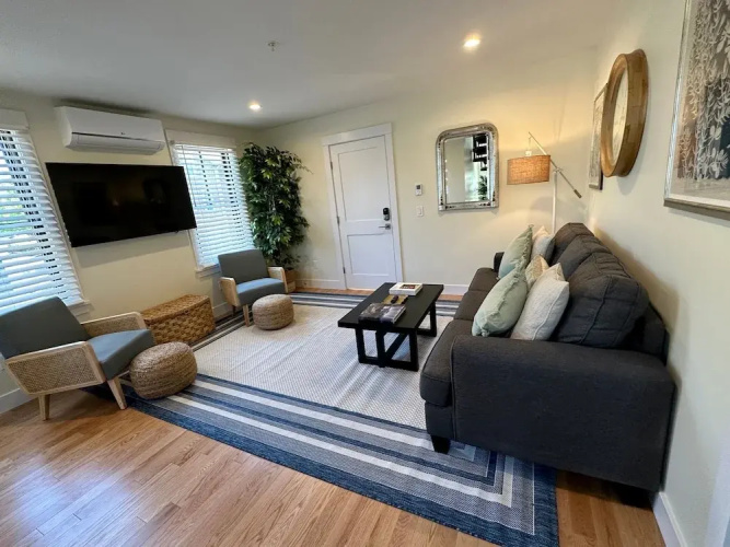 Prime Location Renovated House 6 Bed 4 Bath - Rhode Island