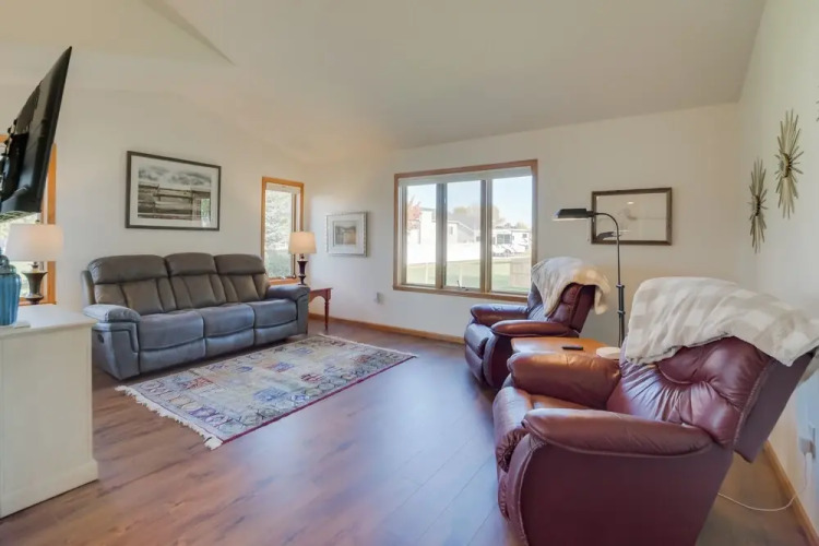 5 Mi To Dtwn: Pet-friendly 'Wheatland Twin' Home! - Red River Zoo, Fargo