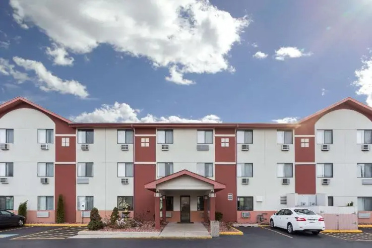 Super 8 By Wyndham Mundelein/libertyville Area - Libertyville, IL