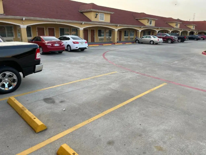 Deluxe Inn & Suites - Baytown, TX